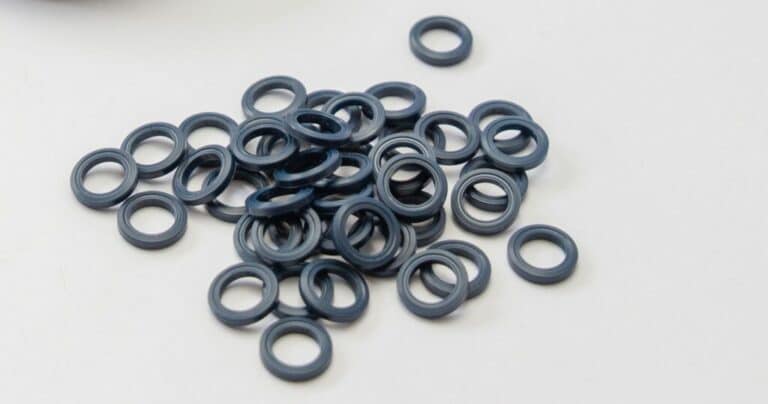 Injection of small parts in large series